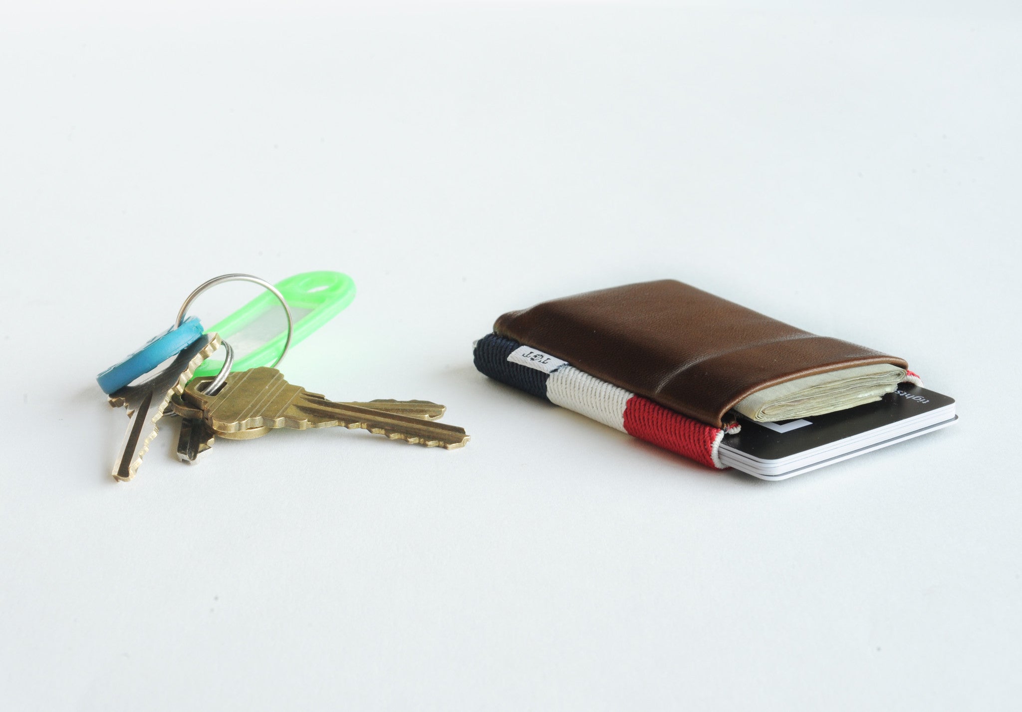 Americana 2.0 - Slim front pocket wallet made of leather and elastic ...